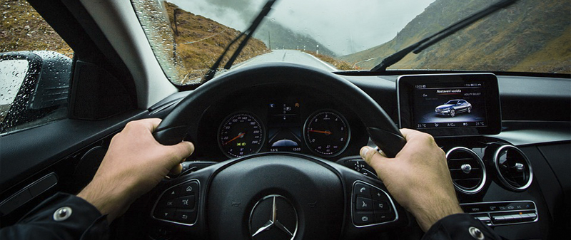 Cara Pegang Stir Mobil yang Benar