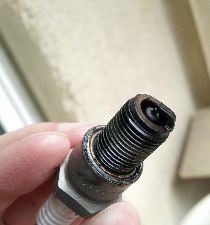 Banyak Yang Asal, Ternyata Begini Cara Membersihkan Busi Motor